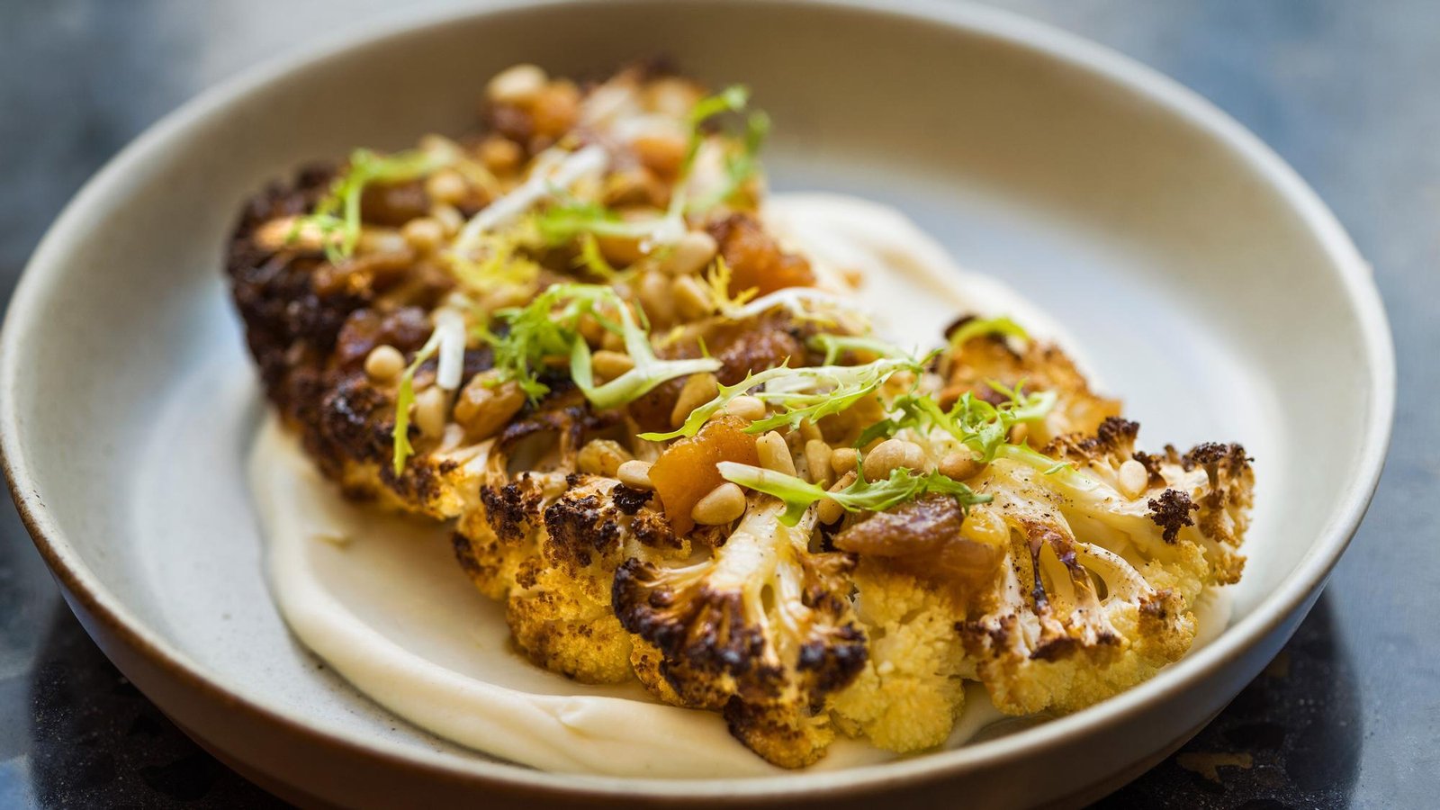 Receta para crema de coliflor asada con romero y piñones